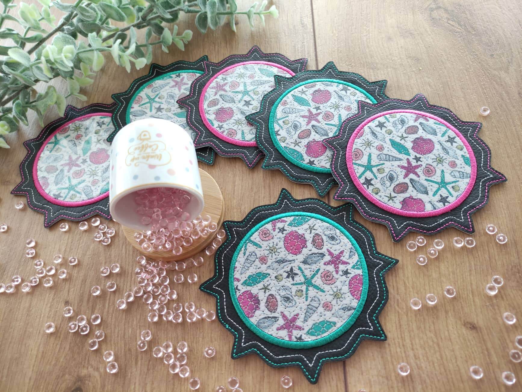 Mug Rug / Coaster 10x10 & 12x12 cm - Maschinensticken und Freebies